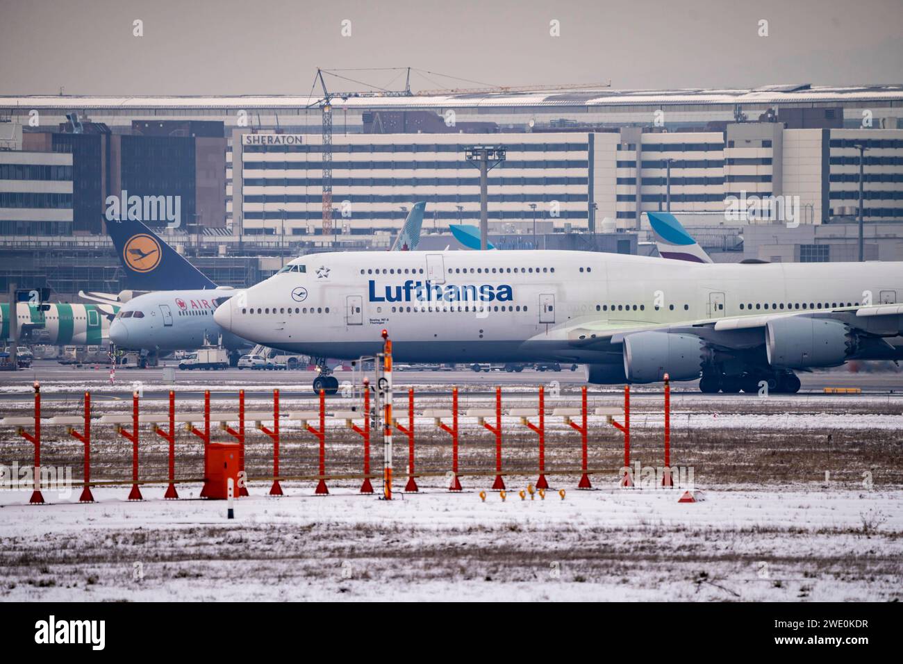 Flugzeuge auf dem Taxiway am Flughafen Frankfurt FRA, Fraport, im Winter, Hessen, Deutschland ...