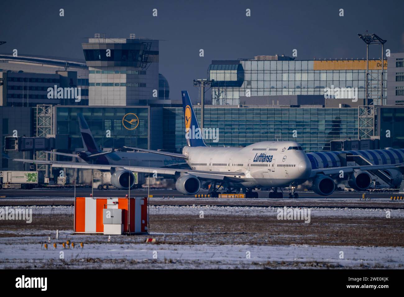 Flugzeuge auf dem Taxiway am Flughafen Frankfurt FRA, Fraport, im Winter, Hessen, Deutschland ...