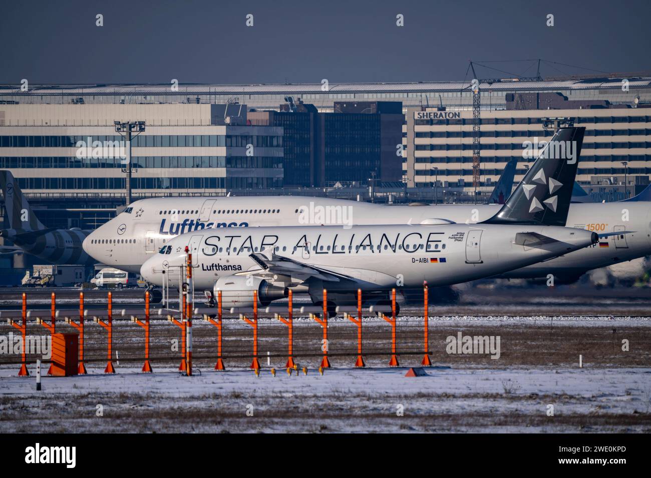 Flugzeuge auf dem Taxiway am Flughafen Frankfurt FRA, Fraport, im Winter, Hessen, Deutschland ...
