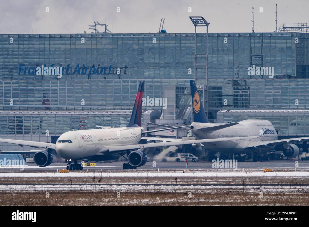 Flugzeuge auf dem Taxiway am Flughafen Frankfurt FRA, Fraport, im ...