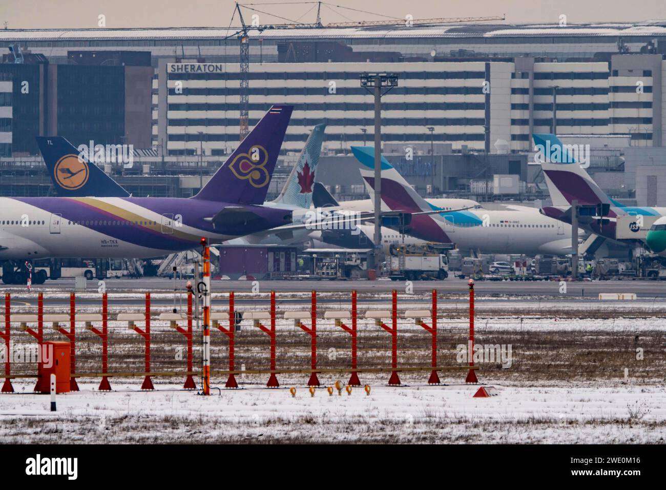 Flugzeuge auf dem Taxiway am Flughafen Frankfurt FRA, Fraport, im Winter, Hessen, Deutschland ...