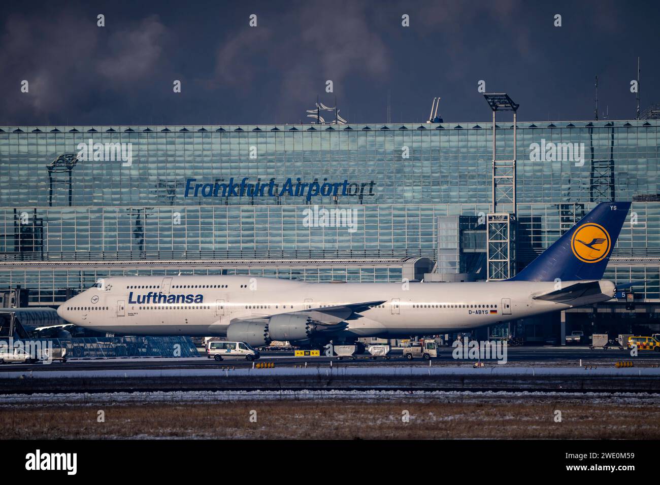 Lufthansa, Boeing 747, Jubojet, auf dem Taxiway am Flughafen Frankfurt FRA, Fraport, im Winter ...
