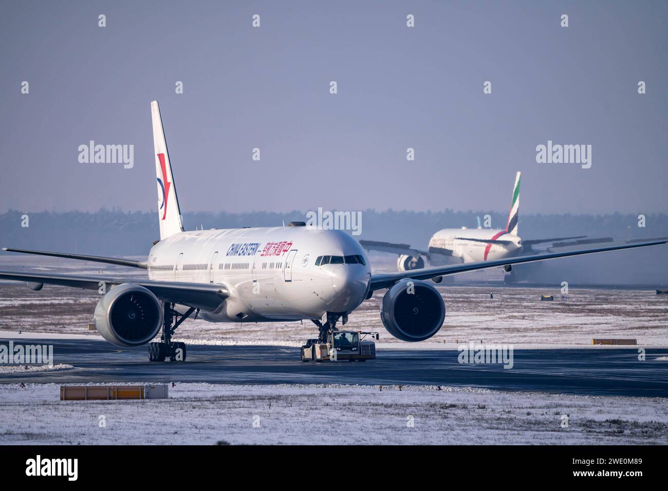 Flugzeuge auf dem Taxiway am Flughafen Frankfurt FRA, Fraport, im Winter, Hessen, Deutschland ...