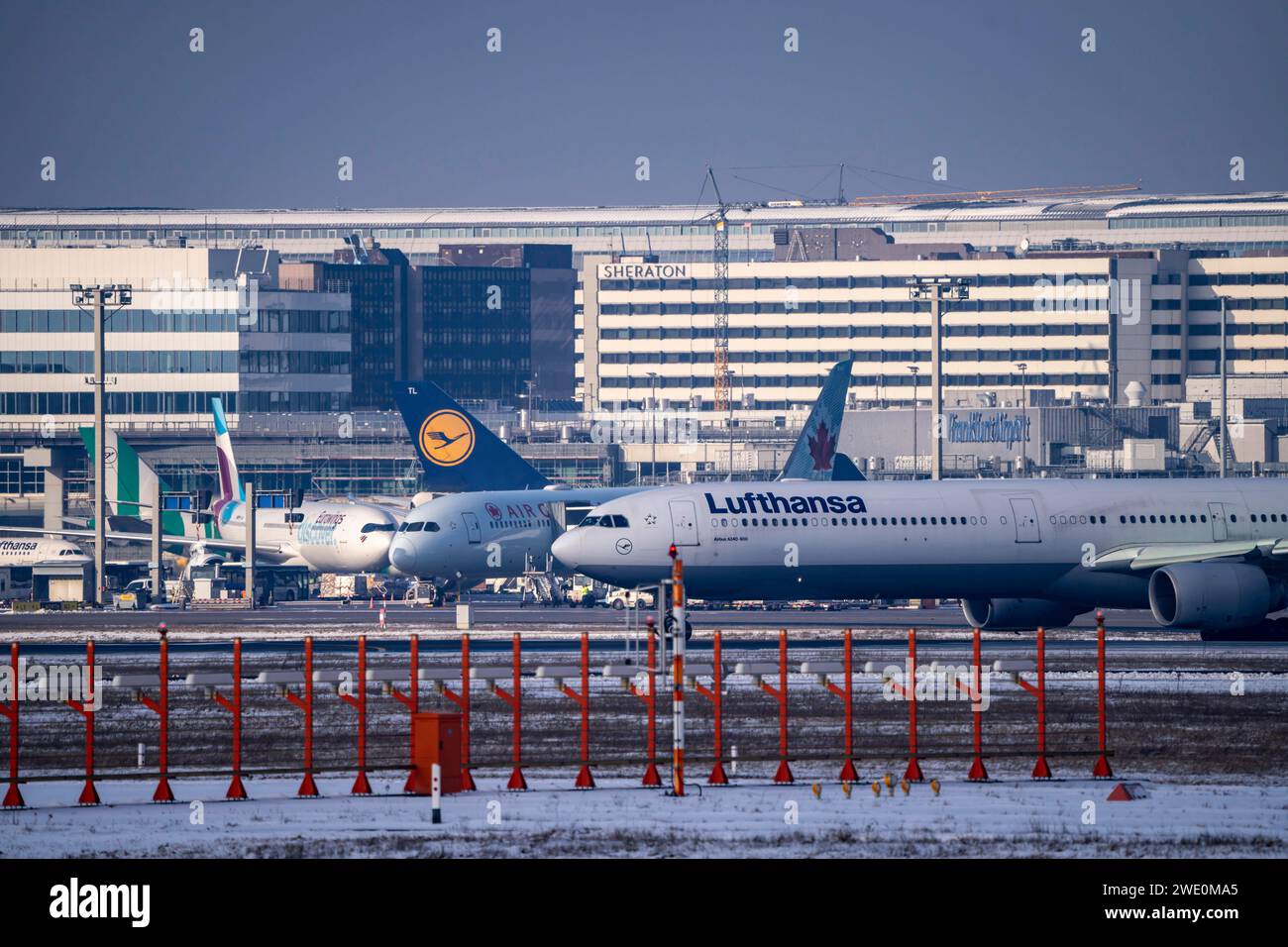 Flugzeuge auf dem Taxiway am Flughafen Frankfurt FRA, Fraport, im Winter, Hessen, Deutschland ...