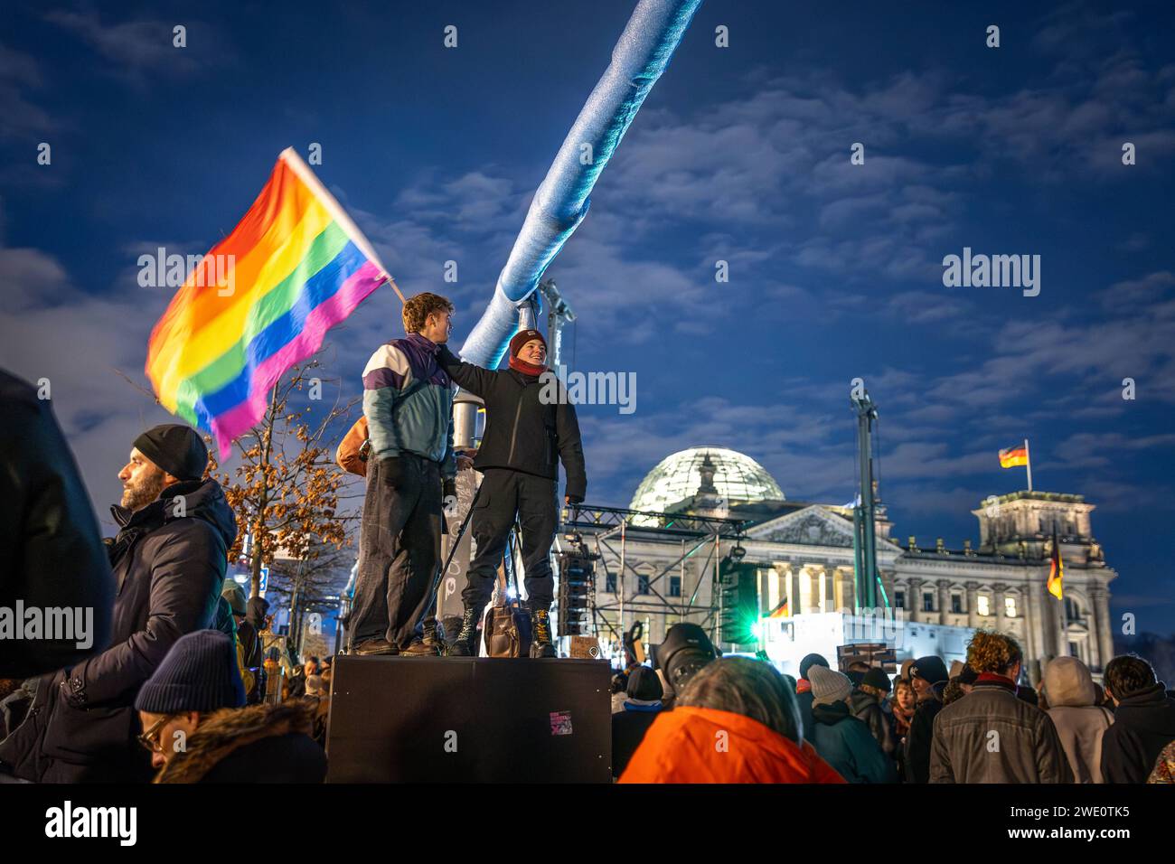 Demonstration gegen Rechts Protestierende schwenken die ...