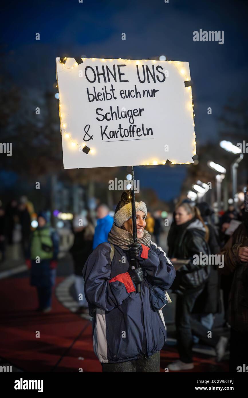 Demonstration gegen Rechts Frau mit Protestschild, Demonstration gegen ...