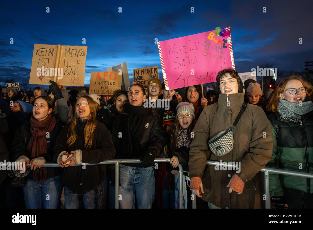 Demonstration gegen Rechts Junge Menschen protestieren gegen Rechts ...