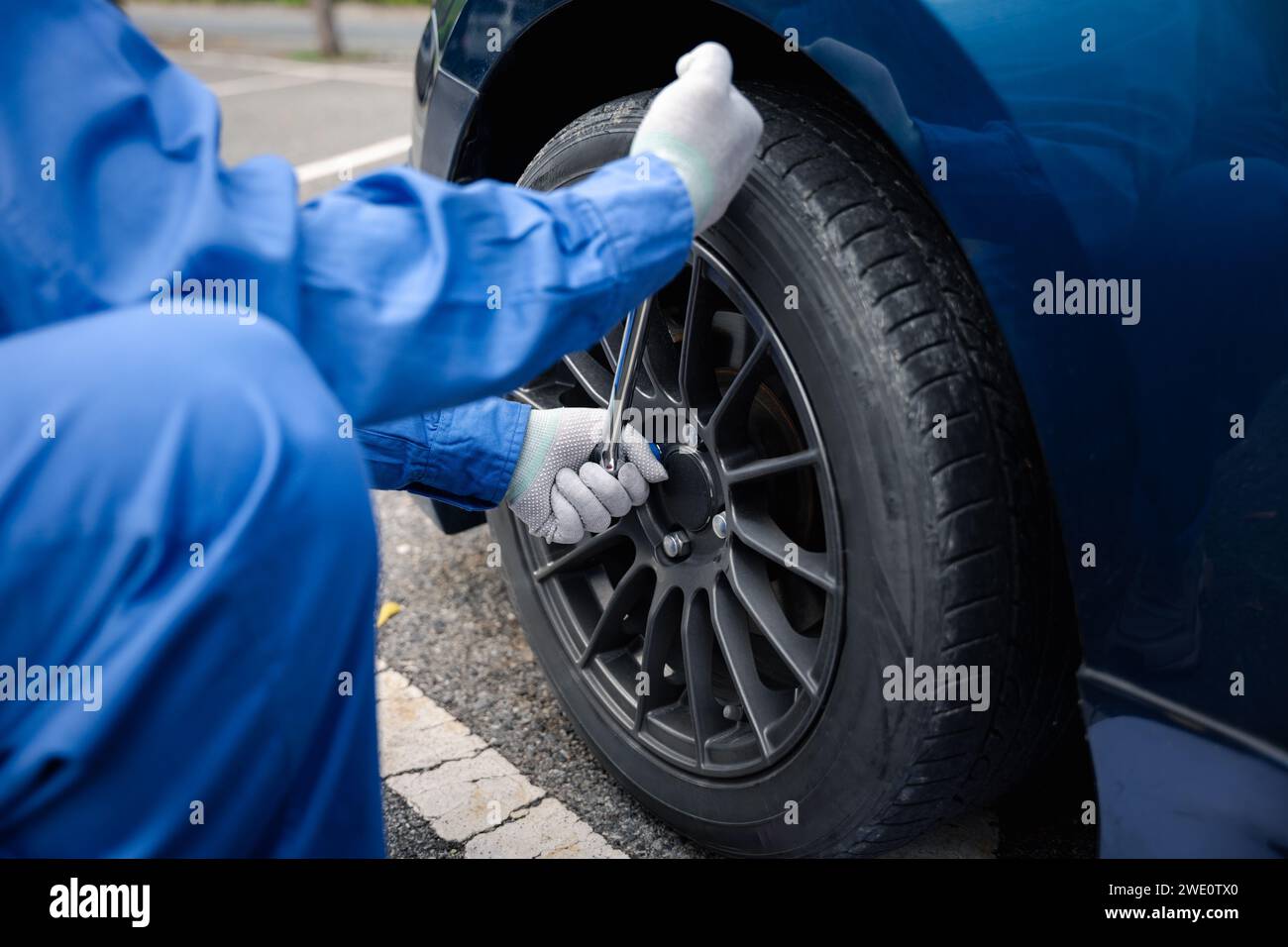 Man changing tire wheels hi-res stock photography and images - Alamy