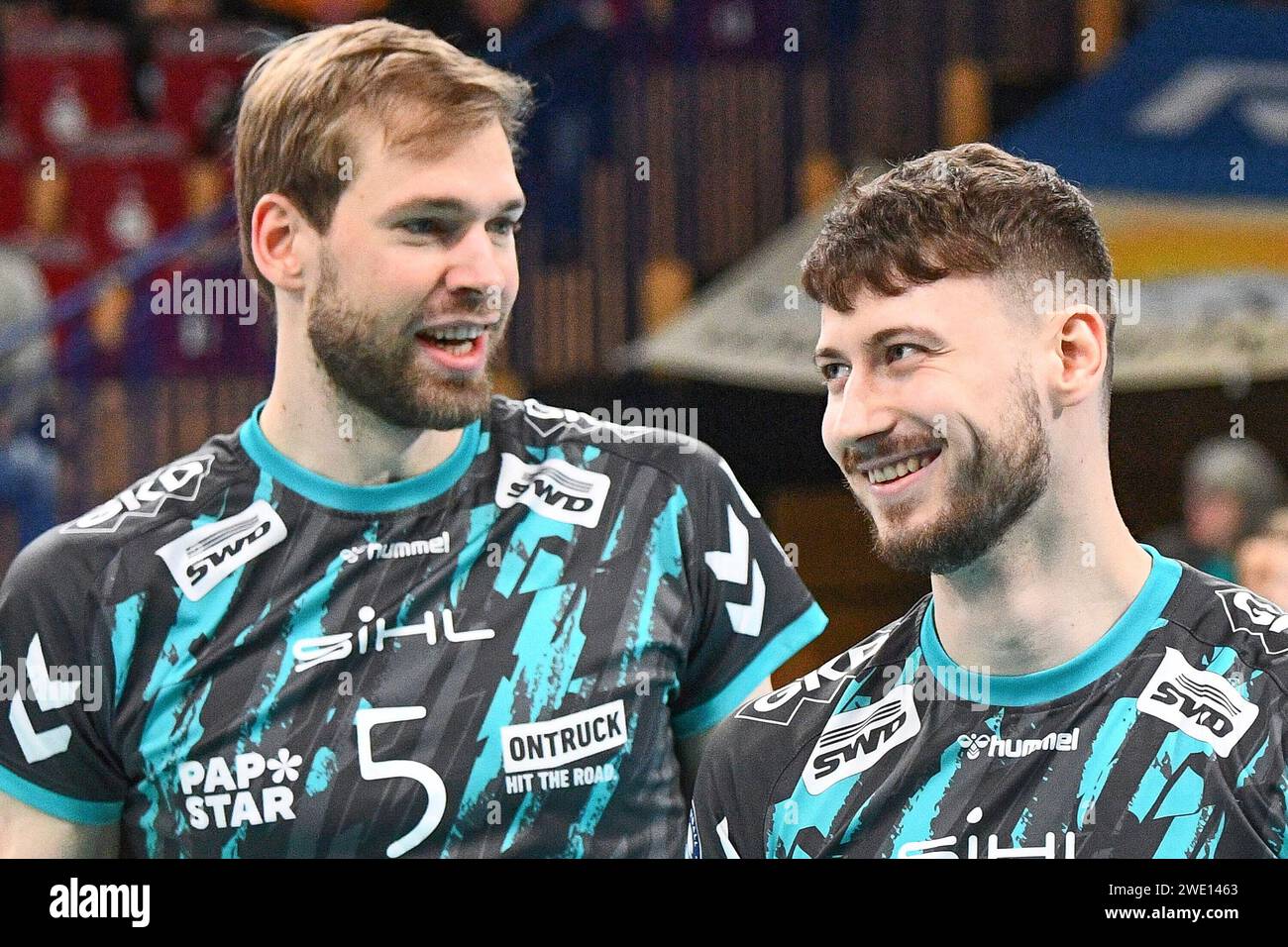 v.li.: Luc von der Ent (Powervolleys Düren, 5), Petr Spulak ...