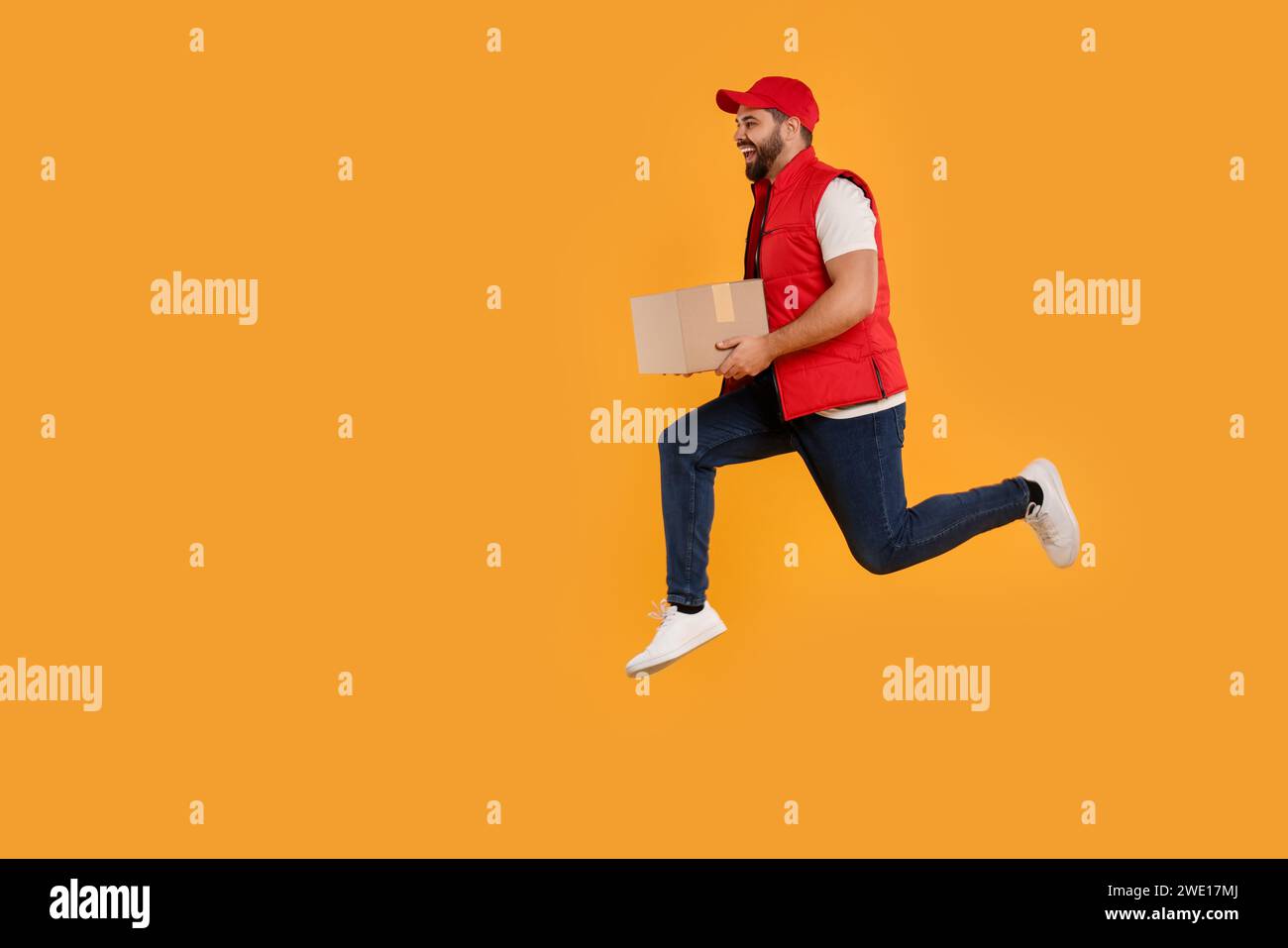 Deliver parcel hi-res stock photography and images - Alamy