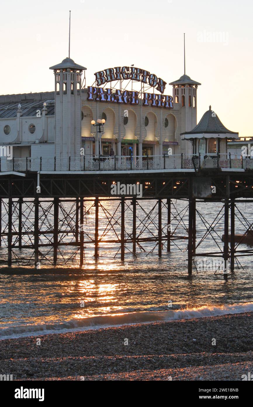 Buildings and landmarks brighton pier hi-res stock photography and ...