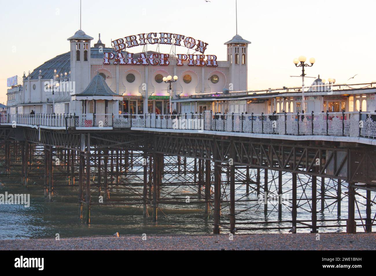 Buildings and landmarks brighton pier hi-res stock photography and ...