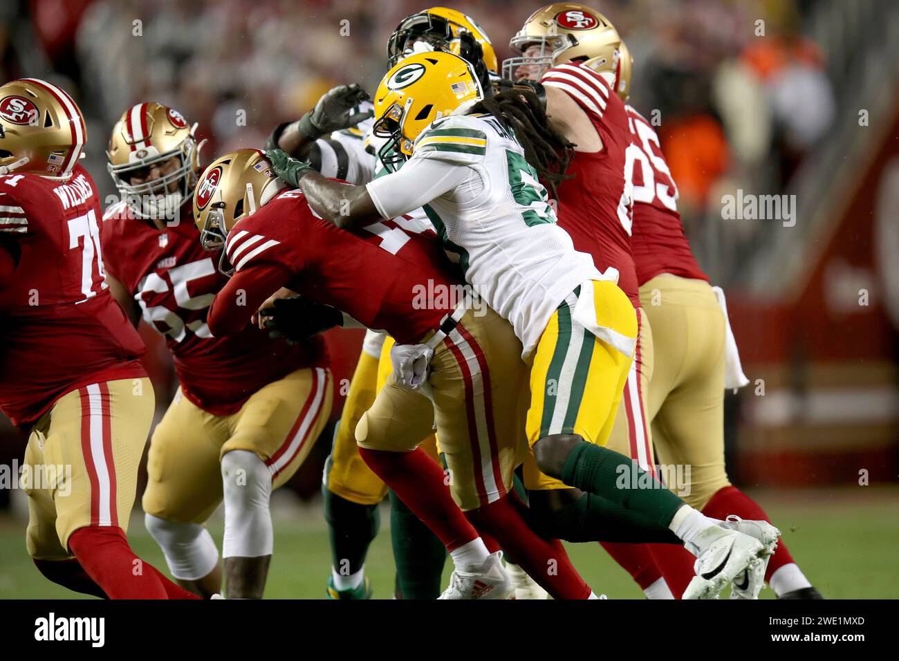 Green Bay Packers linebacker De'Vondre Campbell (59) hits San Francisco ...