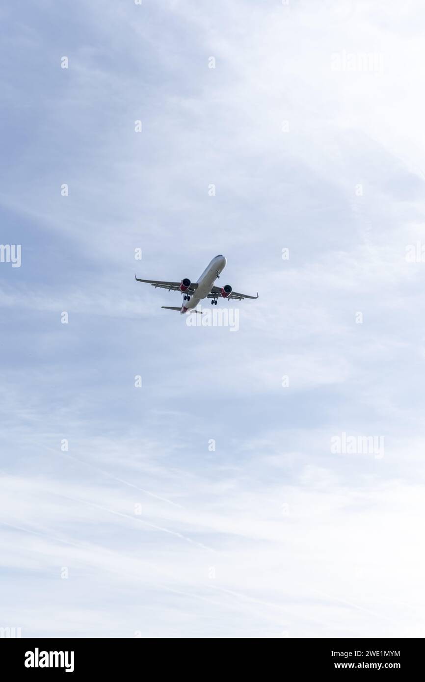 Plane taking off in madrid hi-res stock photography and images - Alamy