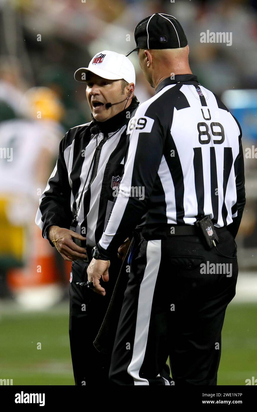 Referee Alex Kemp (55) and umpire Mike Morton (89) talk during an NFL ...