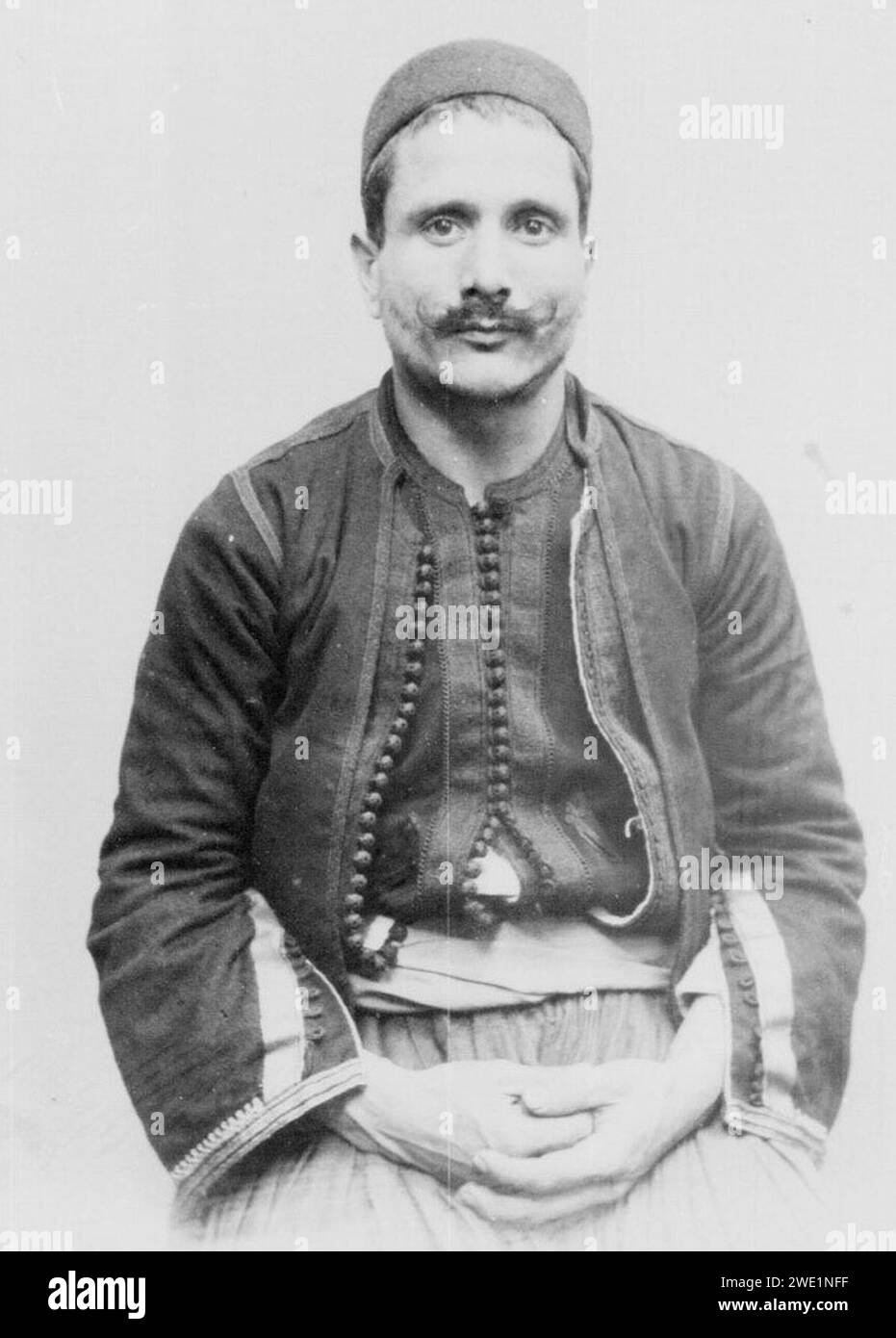 Algérois en costume traditionnel djabadouli Stock Photo - Alamy