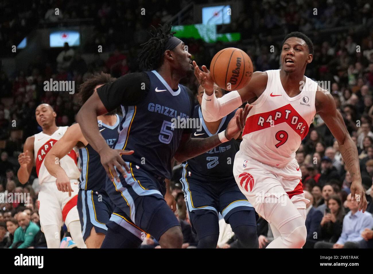 Toronto Raptors guard RJ Barrett (9) and Memphis Grizzlies guard Vince ...