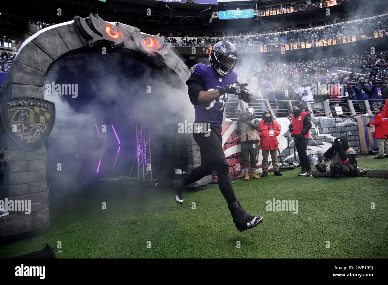 Baltimore Ravens linebacker Odafe Oweh (99) takes to the field before ...