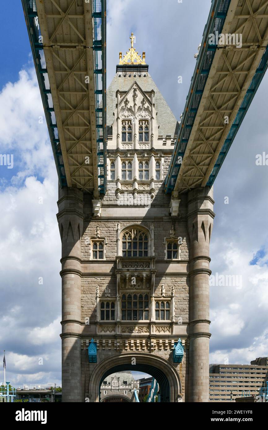 Iconic tower bridge connecting hi-res stock photography and images - Alamy