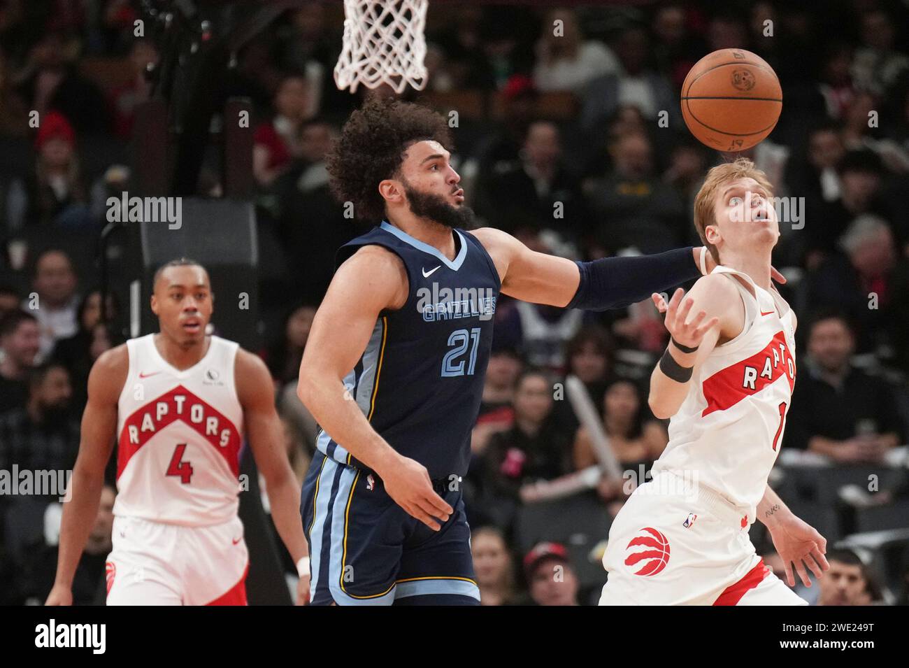 Memphis Grizzlies forward David Roddy (21) and Toronto Raptors guard ...