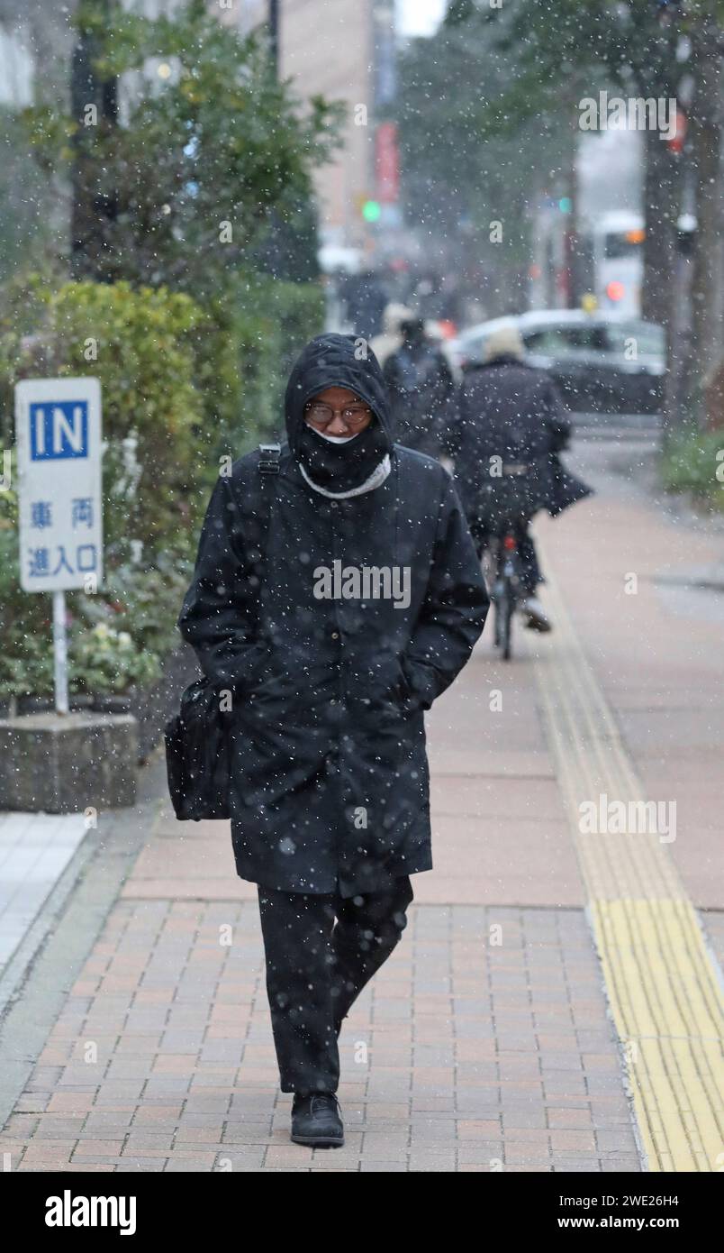 People dressing up warmly commute to work during the bitterly cold ...