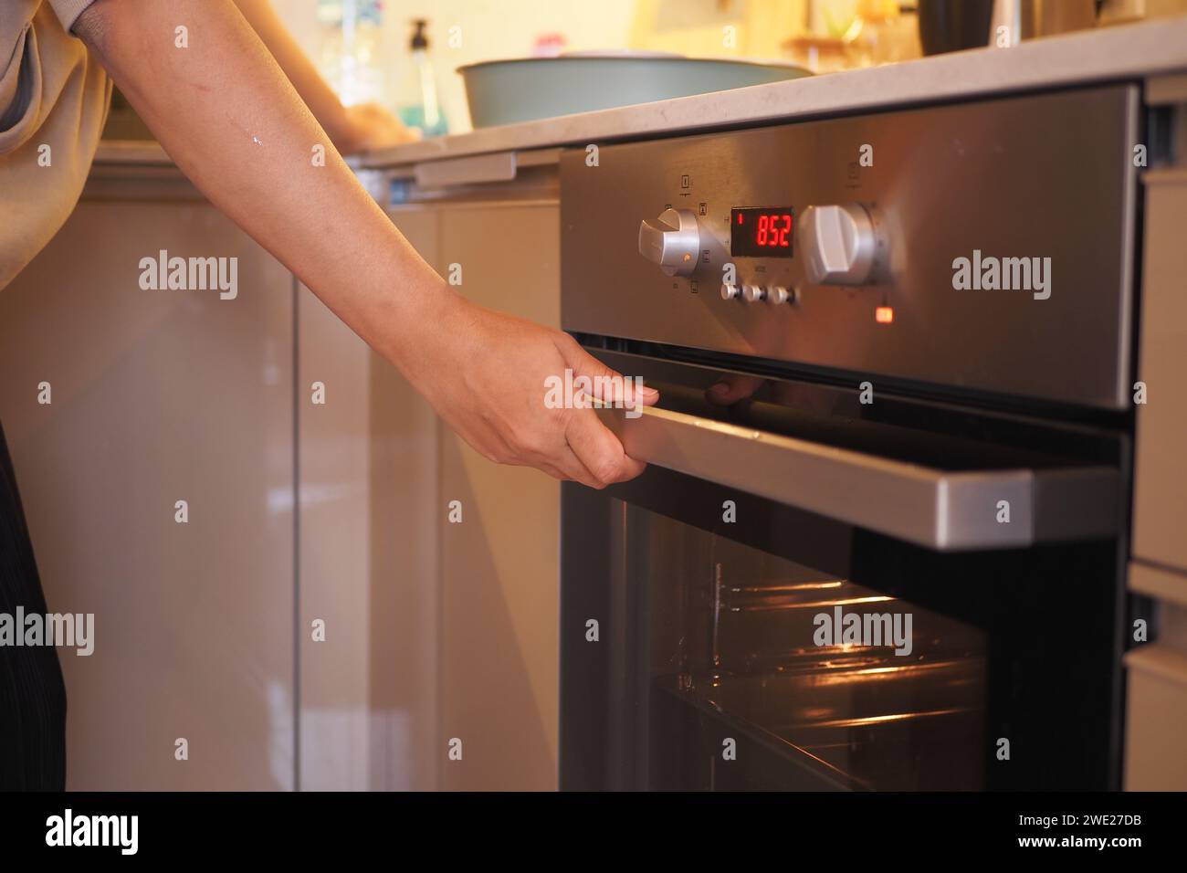 women hand open electric oven at home Stock Photo - Alamy