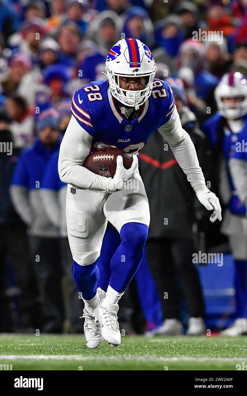 Buffalo Bills running back Latavius Murray (28) runs with the ball ...