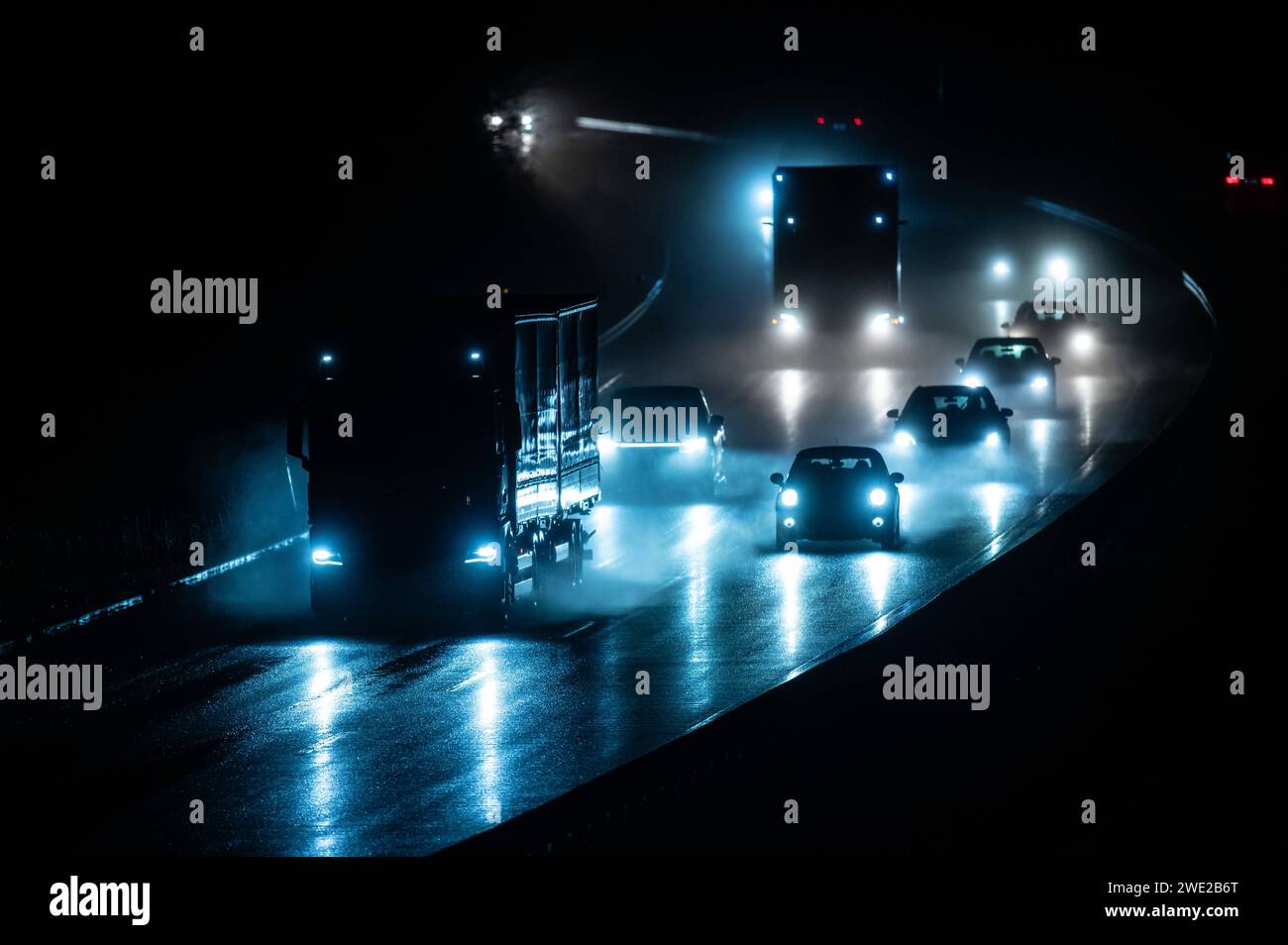 Fahrzeuge auf nasser fahrbahn hi-res stock photography and images - Alamy