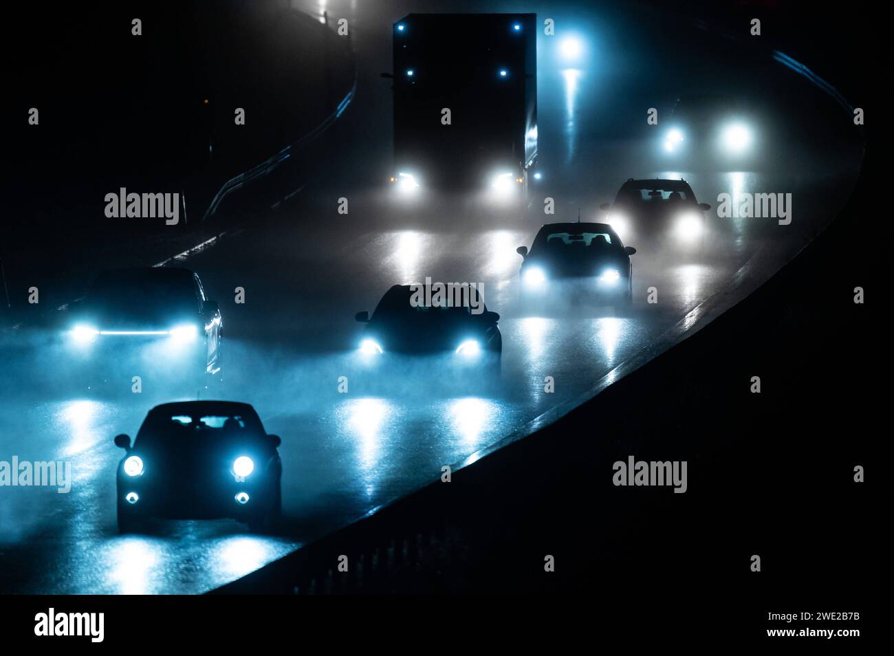 Fahrzeuge auf nasser fahrbahn hi-res stock photography and images - Alamy