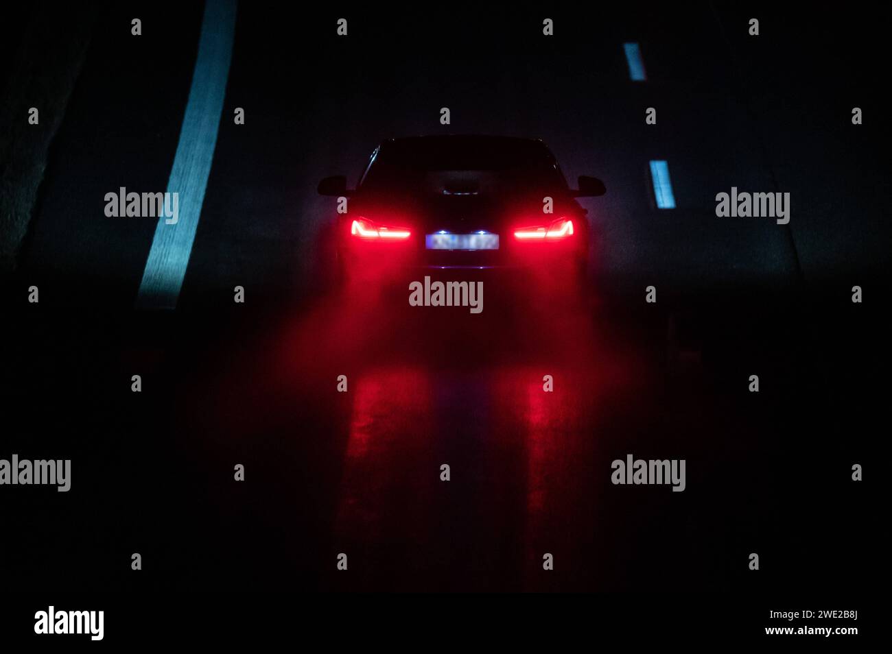 Fahrzeuge auf nasser fahrbahn hi-res stock photography and images - Alamy