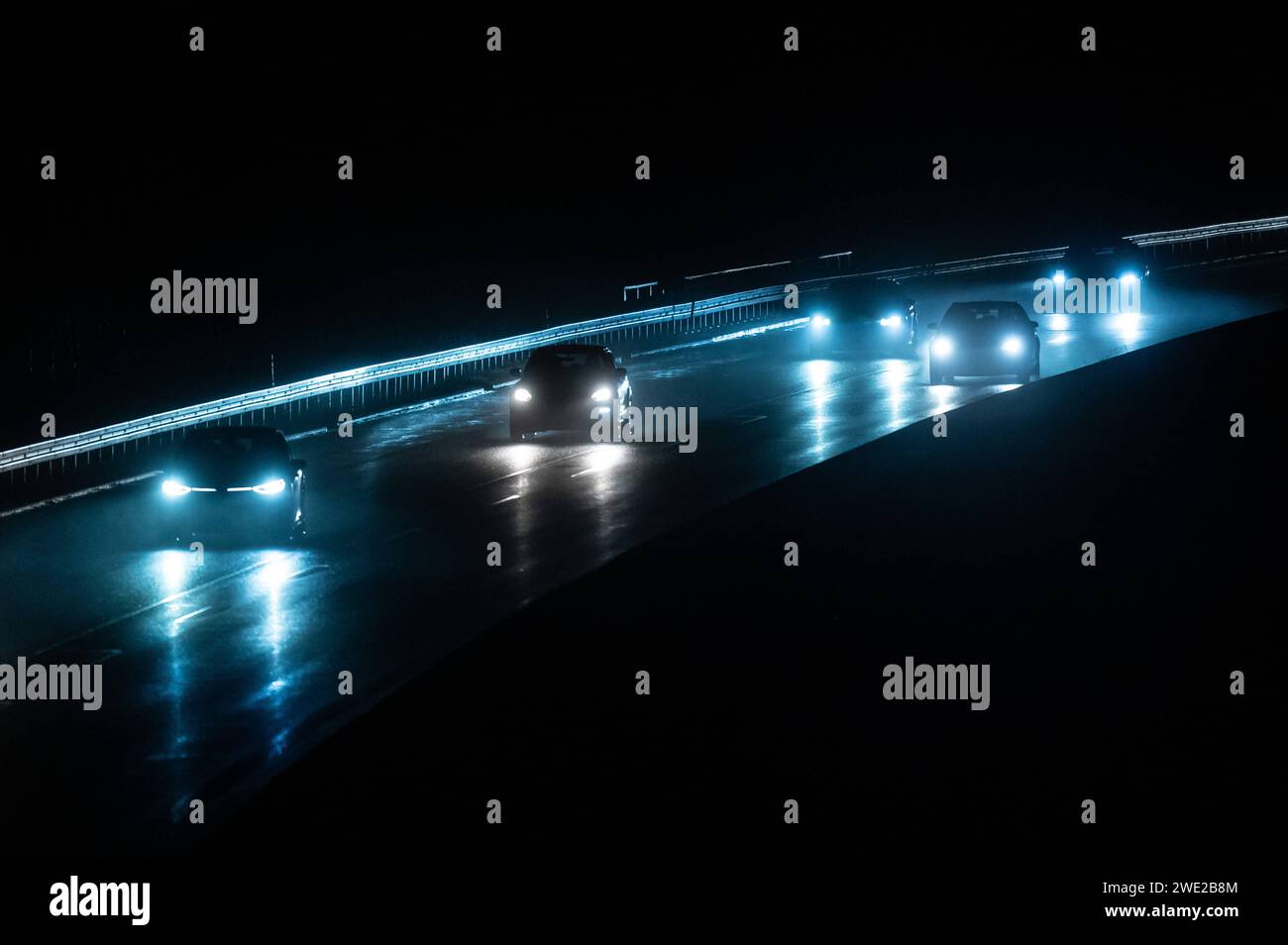 Fahrzeuge auf nasser fahrbahn hi-res stock photography and images - Alamy