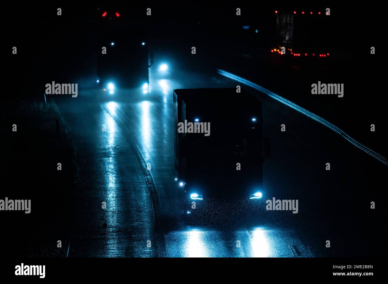 Fahrzeuge auf nasser fahrbahn hi-res stock photography and images - Alamy