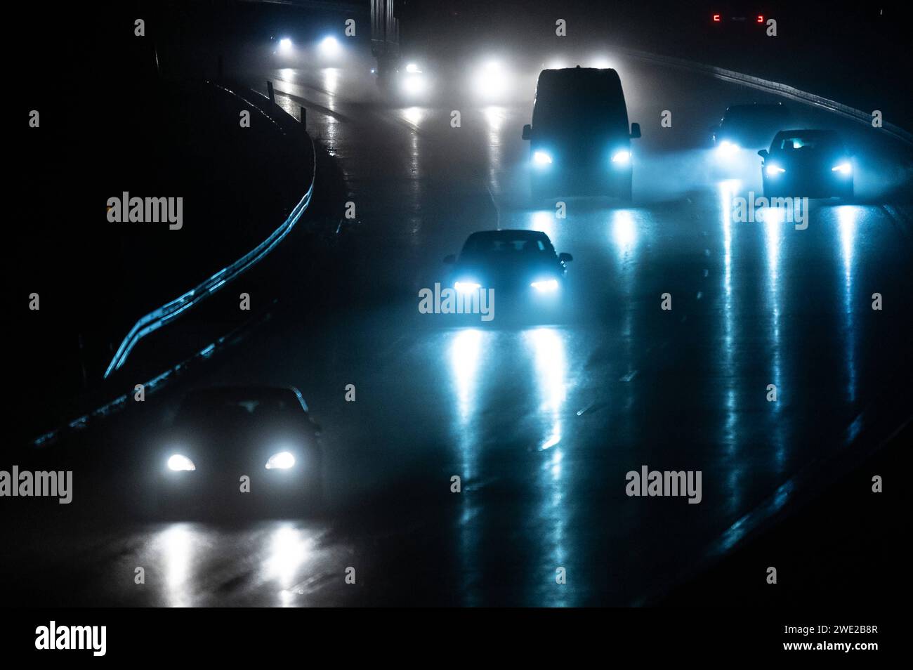 Fahrzeuge auf nasser fahrbahn hi-res stock photography and images - Alamy