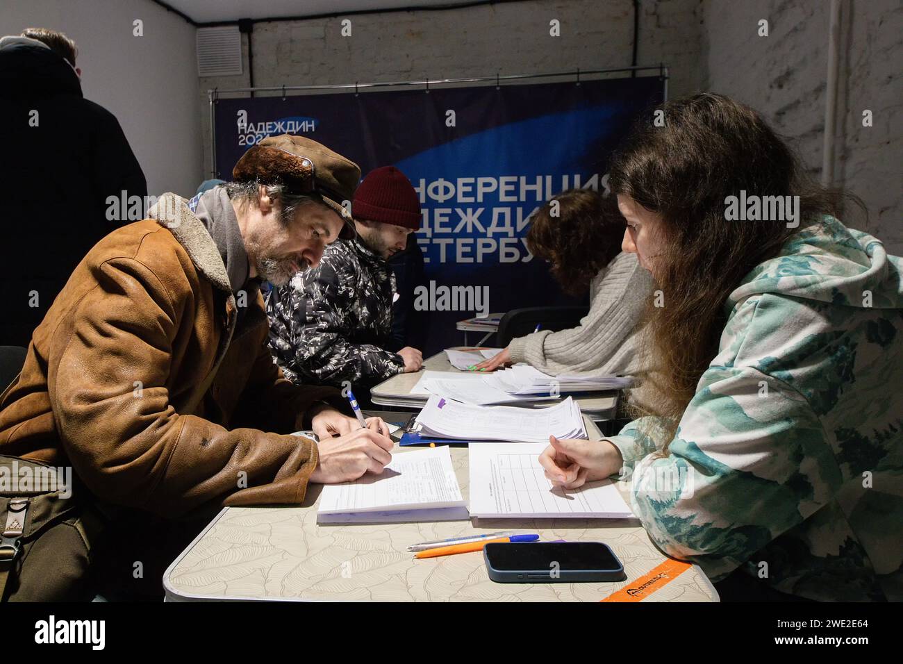 Signatures of support hi-res stock photography and images - Alamy