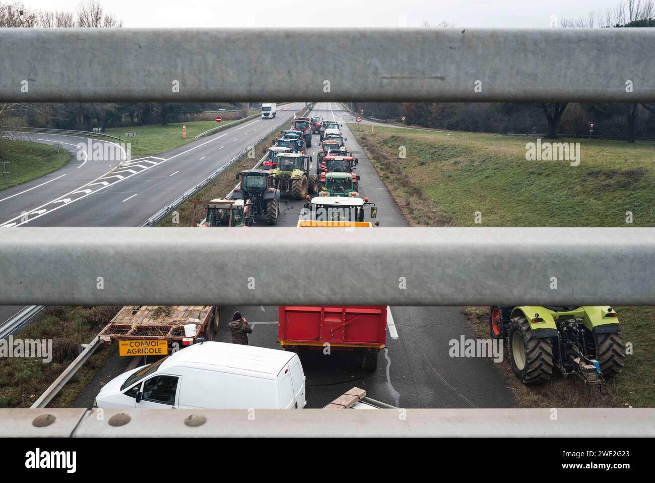 Castelsarrasin, France. 22nd Jan, 2024. Line of tractors blocking the ...