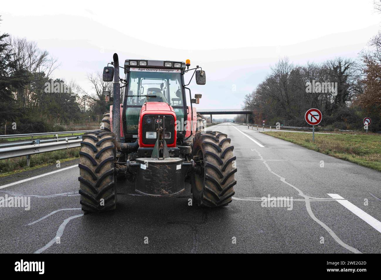Castelsarrasin, France. 22nd Jan, 2024. The A62 freeway deserted, with ...