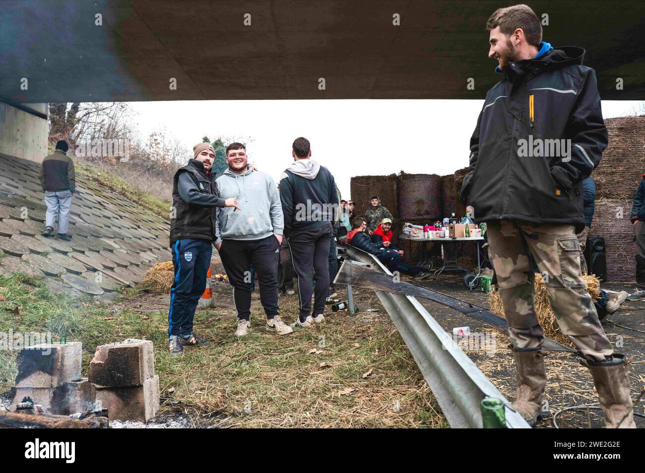 Castelsarrasin, France. 22nd Jan, 2024. Young farmers under the A62 ...