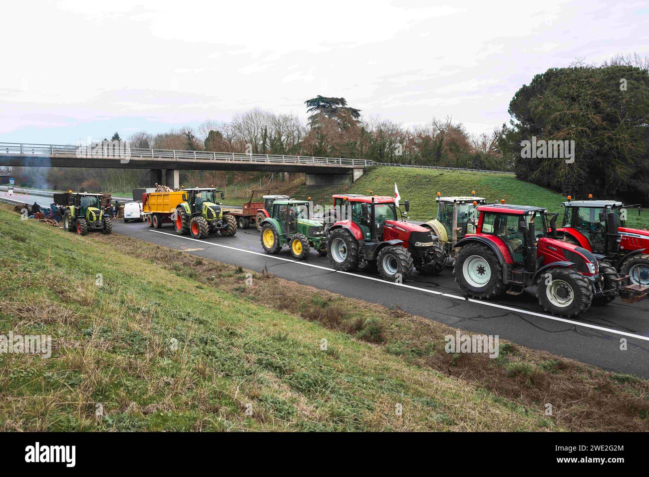 Castelsarrasin, France. 22nd Jan, 2024. Line of tractors blocking the ...