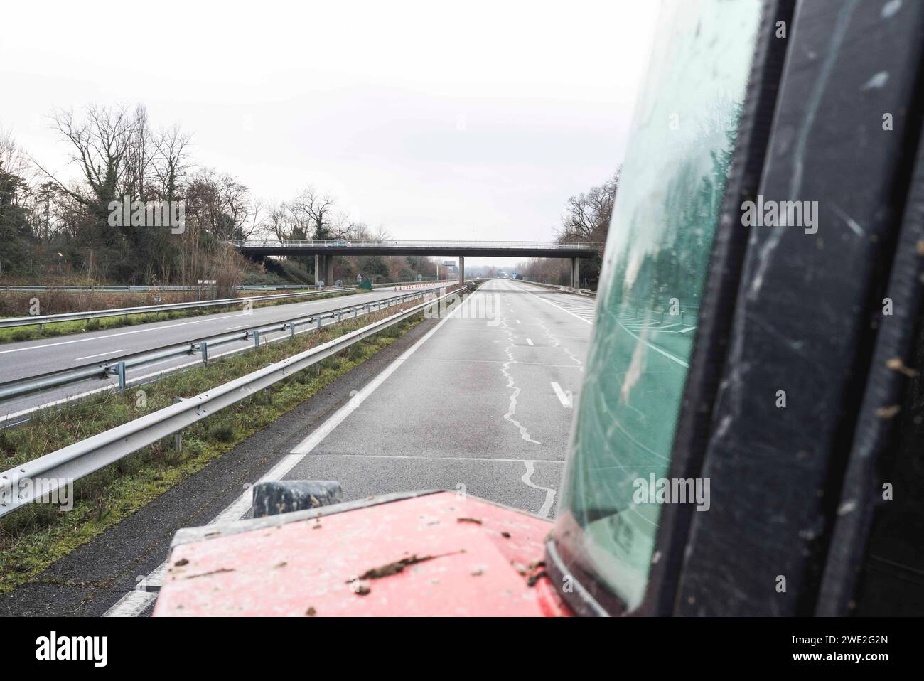 Castelsarrasin, France. 22nd Jan, 2024. The A62 freeway deserted, with ...