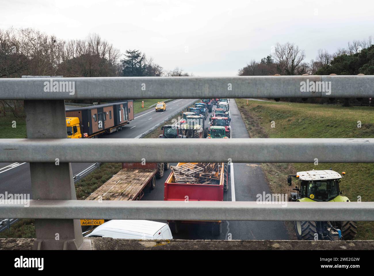 Castelsarrasin, France. 22nd Jan, 2024. Line of tractors blocking the ...