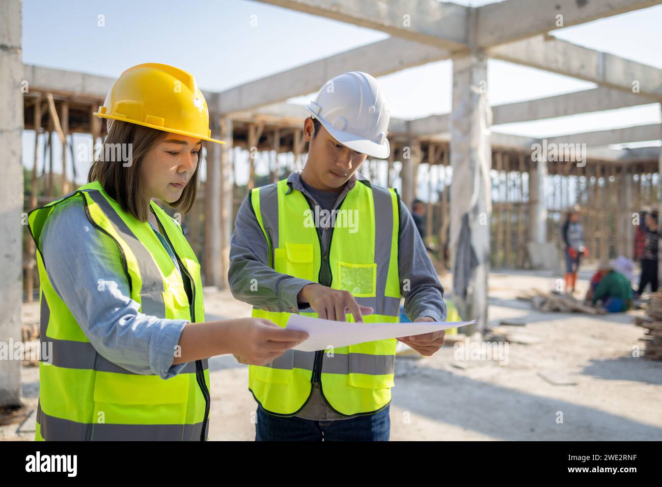 Construction engineer, team of construction engineers talks to managers ...