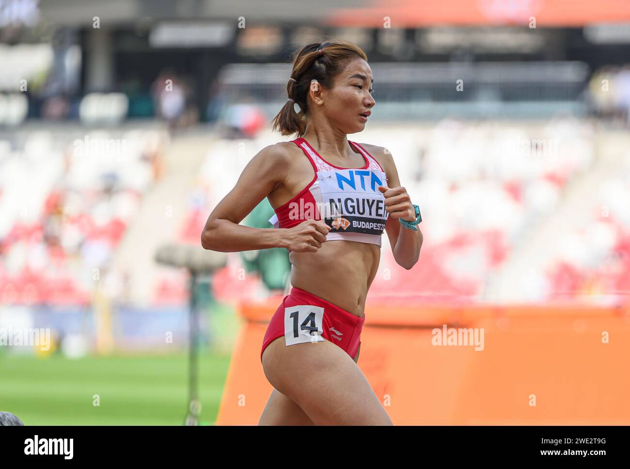 Thi Oanh NGUYEN participating in the 1500 meters at the World Athletics Championships in ...