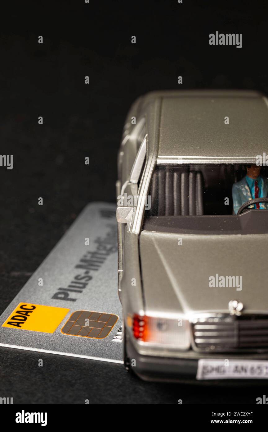 ADAC-Mtgliedskarte mit Mercedes-Benz W124 Modell. Der Allgemeine ...