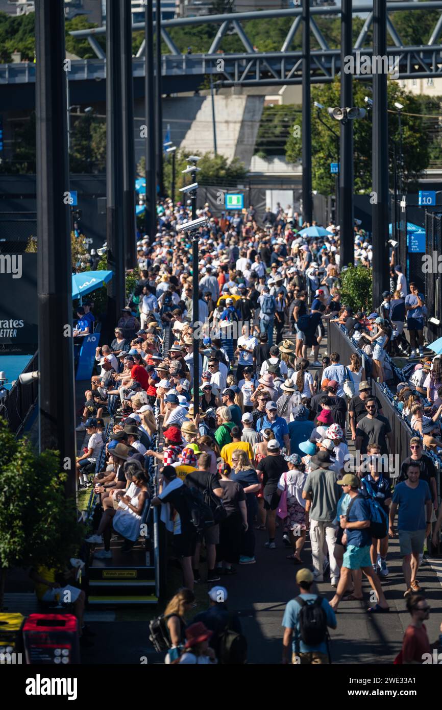 Crowds watching competition hi-res stock photography and images - Alamy