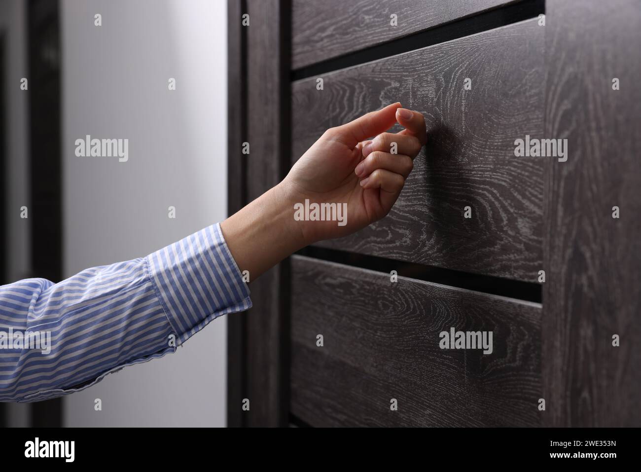 Woman hand knocking on door hi-res stock photography and images - Alamy
