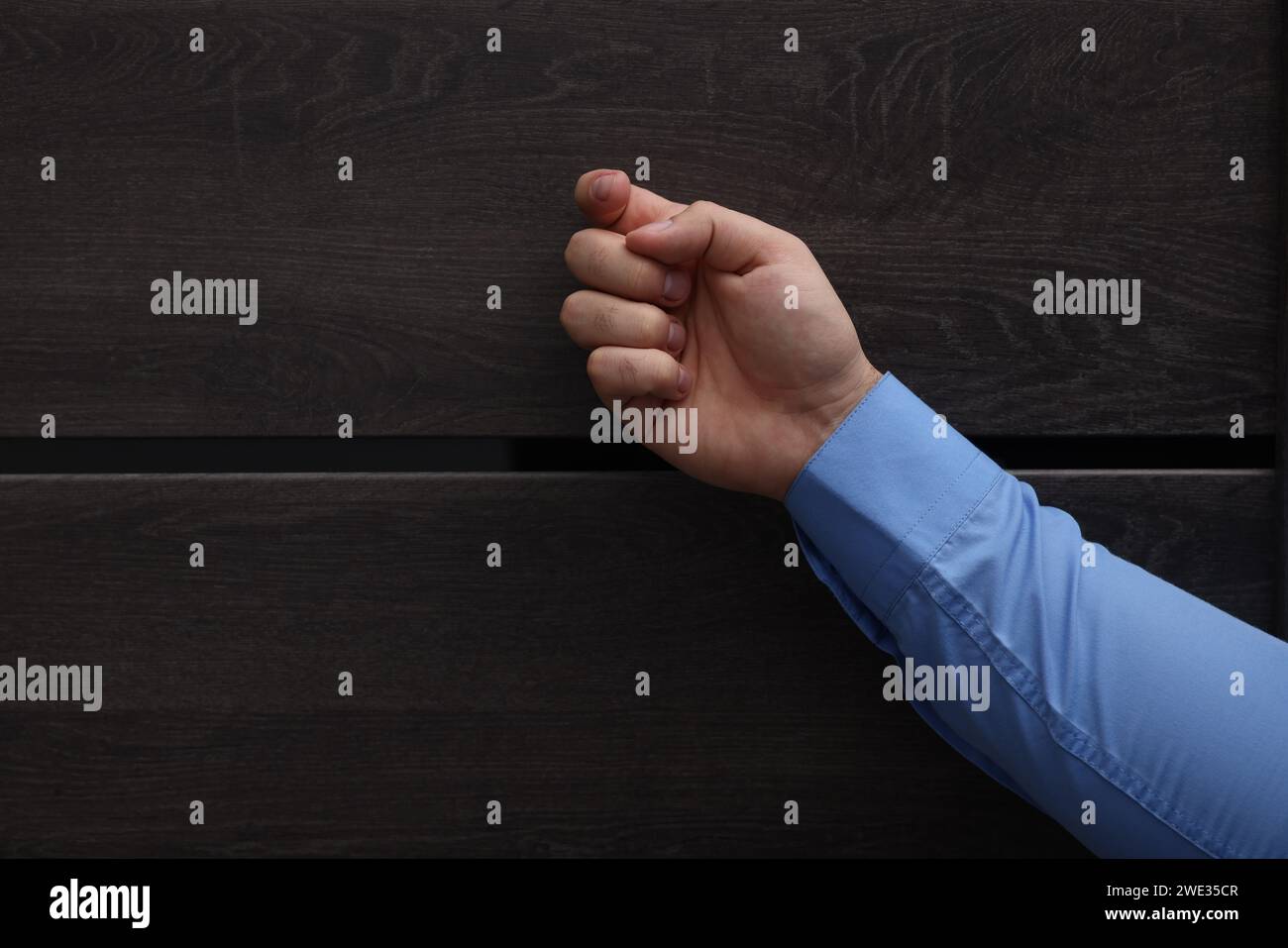Knocking on door debt hi-res stock photography and images - Alamy