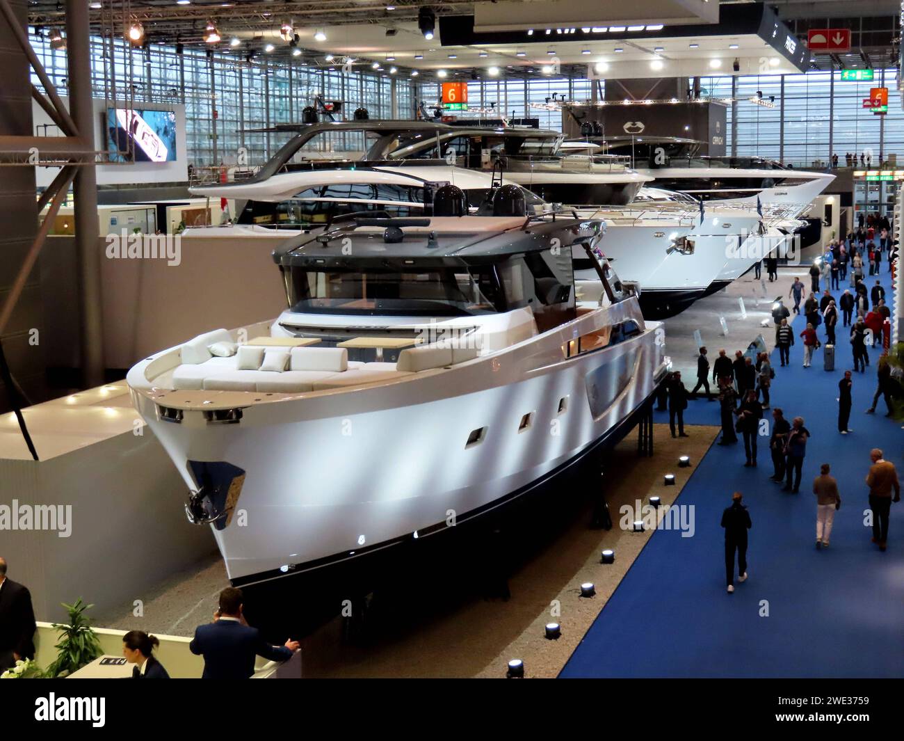 Hier stehen die Goldstuecke der boot 2024, die Superjachten, gesehen am ...