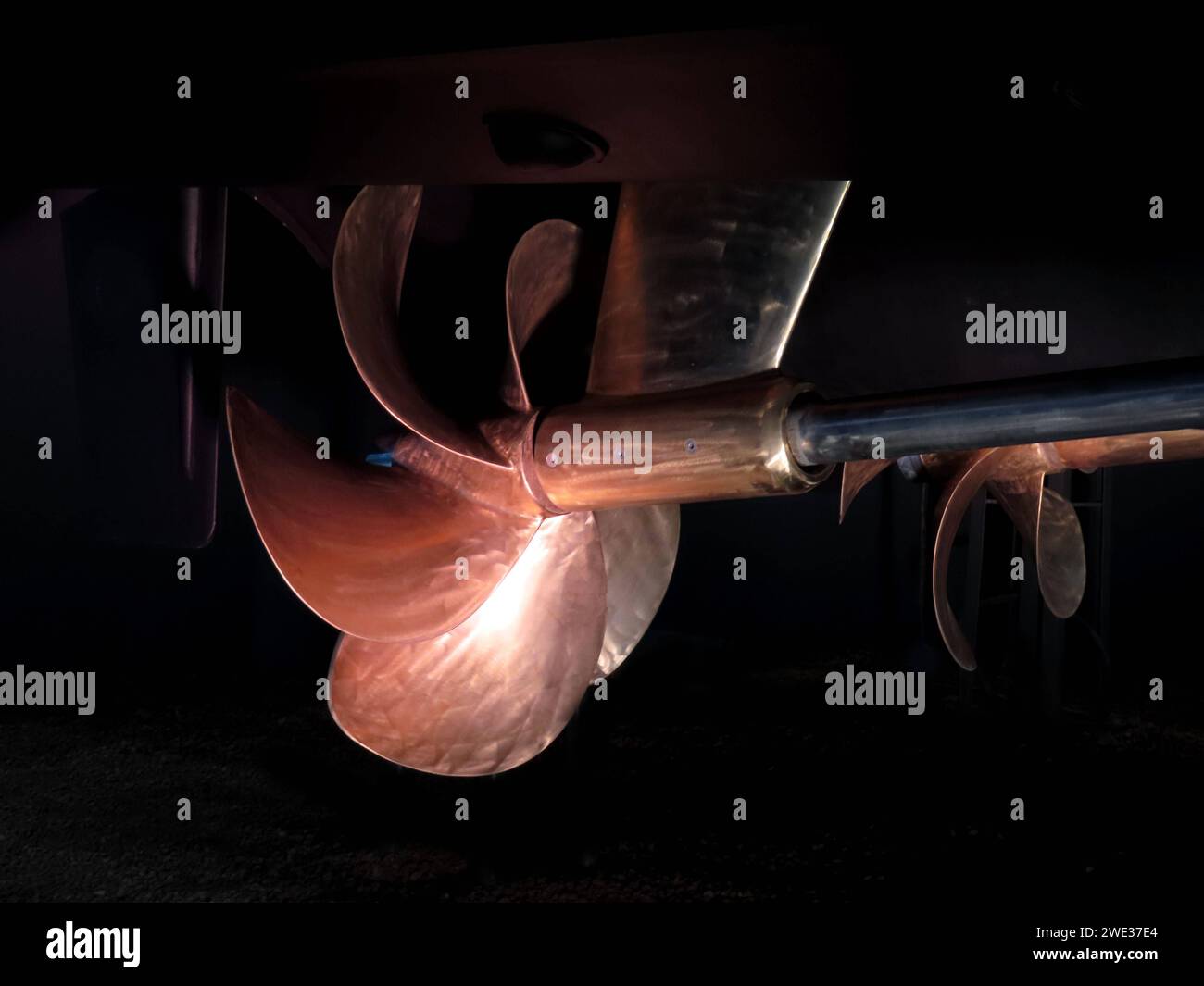 Blick auf die Propeller mit Wellen an einer Jacht, gesehen auf der boot ...