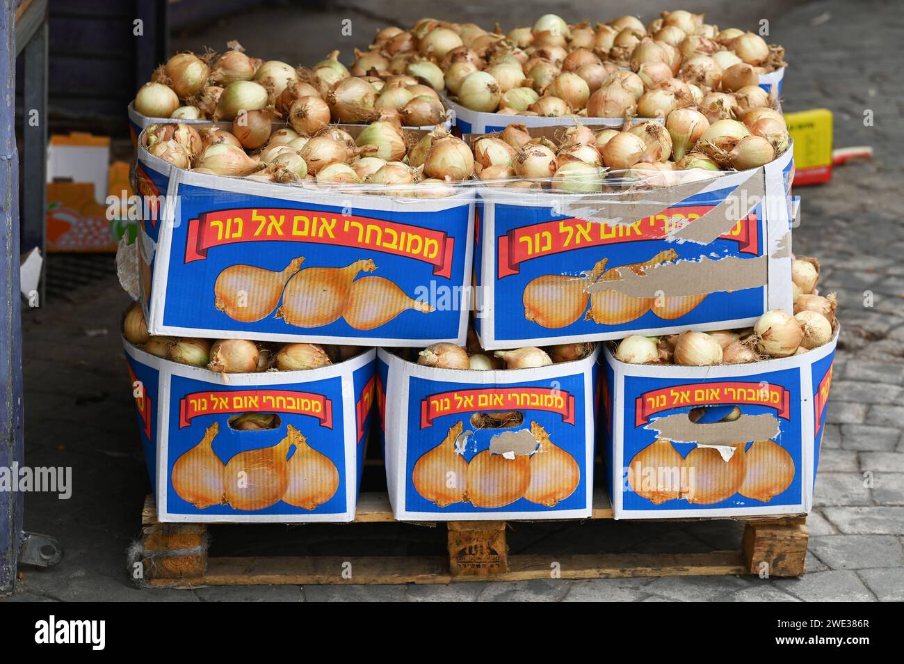 Boxes with onions Stock Photo - Alamy