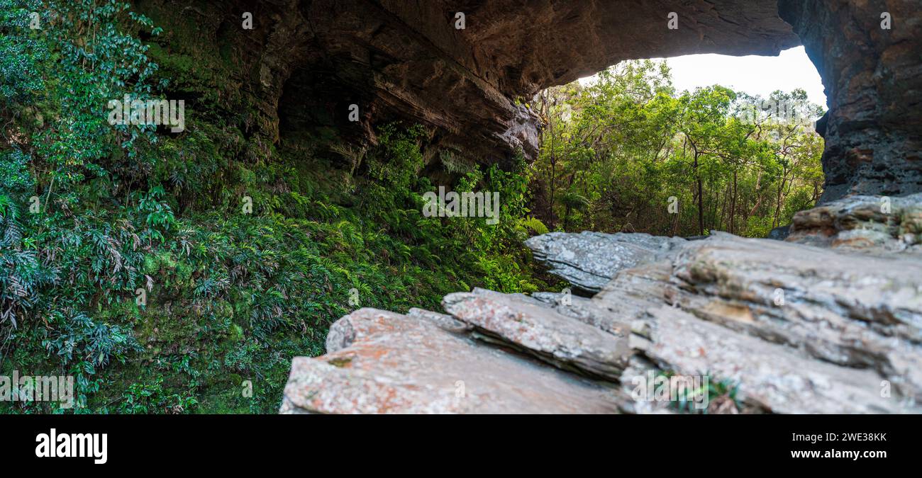 Rock overhang shelter hi-res stock photography and images - Alamy